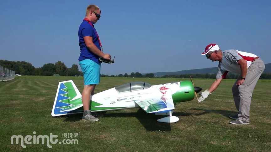 惊人的特技 RC 遥控模型飞机飞行表演