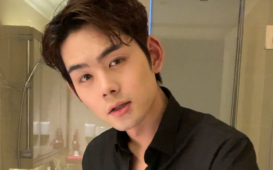 论润唇膏的正确用法!快艾特你不涂润唇膏的男朋友来学