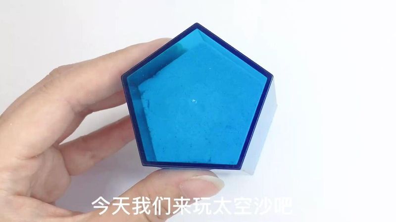 天线宝宝去商店里做了个美甲