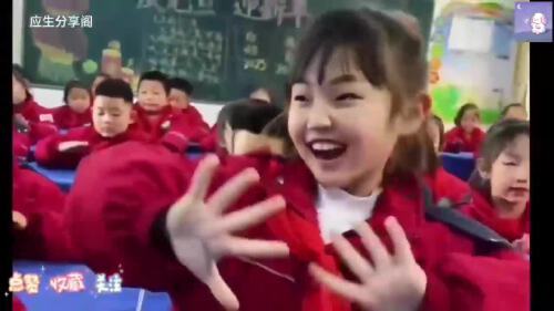 童声嘹亮!小学生激情合唱红歌,课堂秒变欢乐海洋