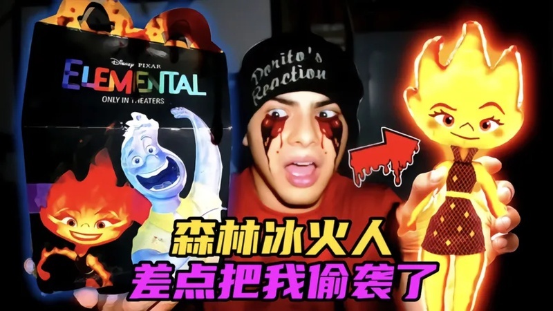 可怕的森林冰火人,摧毁树木,还发射出红色火球烧毁我的汽车