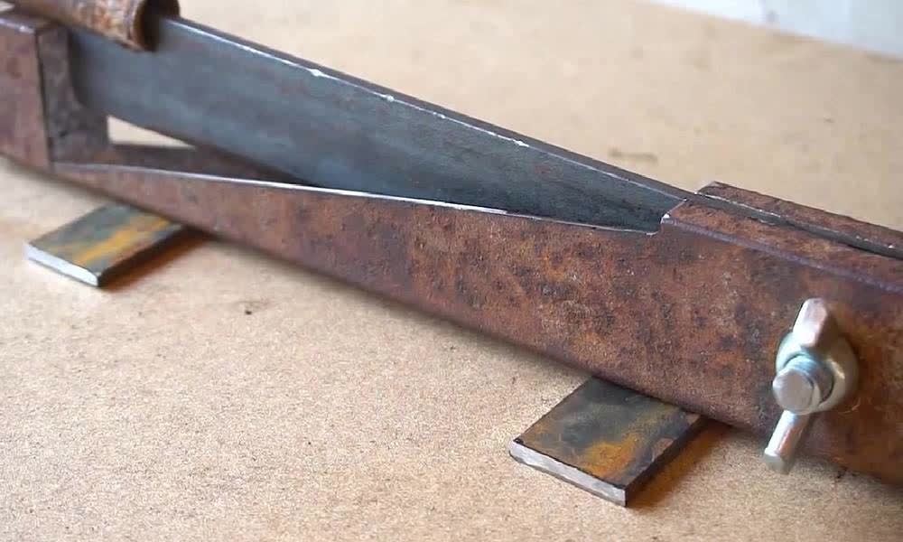 男子用扁钢管制作的工具,简单实用,真是脑洞大开啊