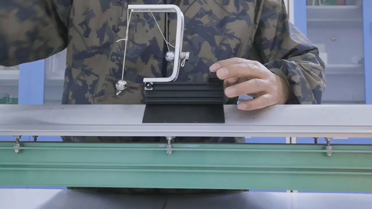 气垫导轨上的动量守恒现象