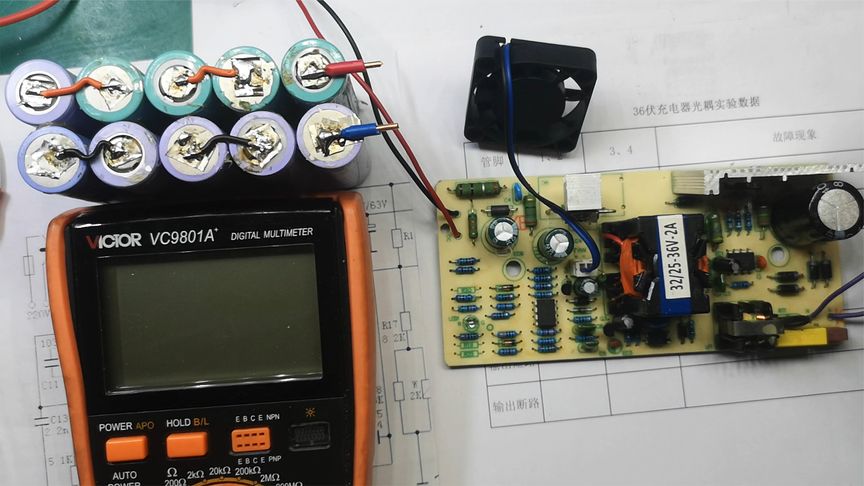 电动车充电器的开关电源“打隔”重点检查这个元件,看看故障现象
