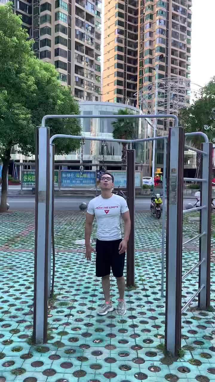 分享今日早训:10双力臂10引体向上30双杠臂屈伸后