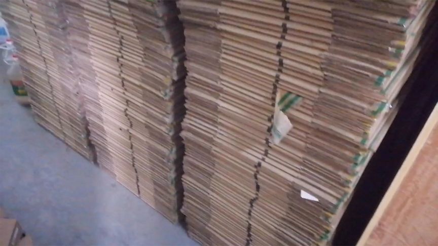 透析用了一年的箱子,有好几摞,每天好几袋子,八袋一个箱子