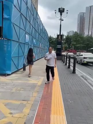 这一幕惊险!重庆一大厦外施工脚手架发生坍塌压住行人,路过群众纷纷...