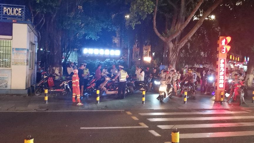 电动车违章,交40元罚款。放行!