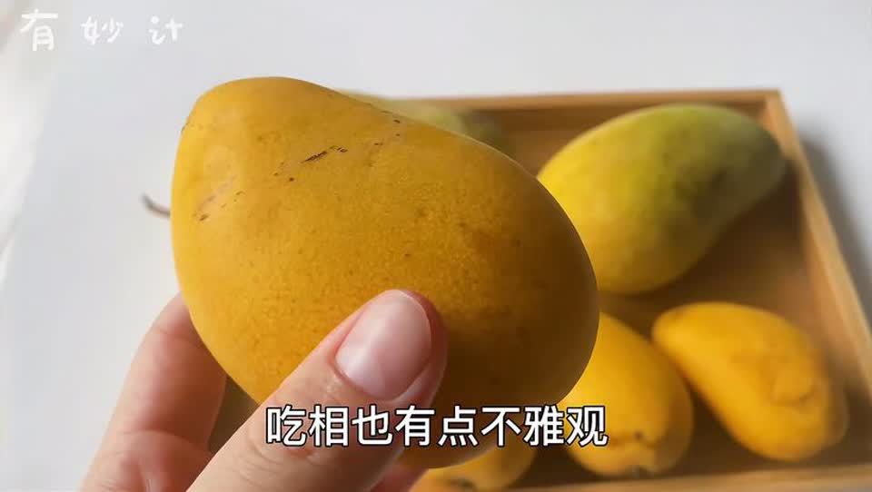 才知道,芒果剥皮这么简单,一块硬币全搞定,手不脏也不流汁水