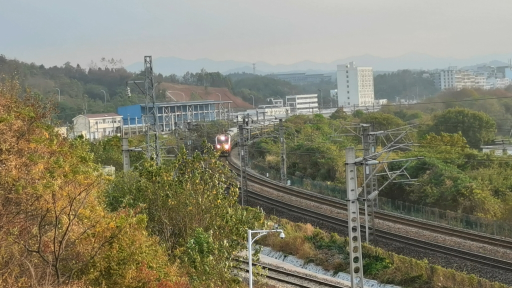 东莞东开往成都西的T128次列车经过赣州站附近,