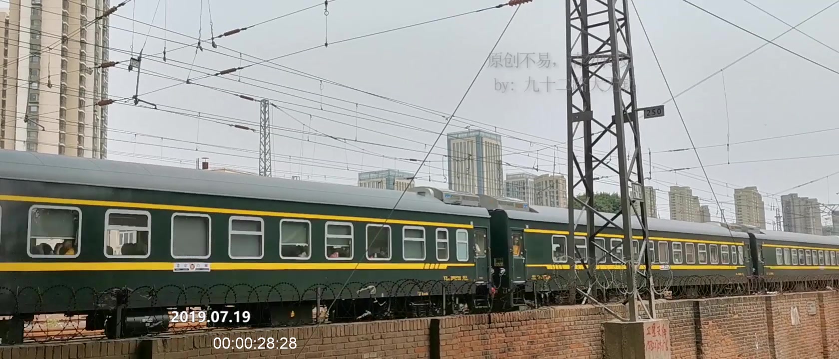 终到北京的k1024次火车,经过东风地道,接近天津站