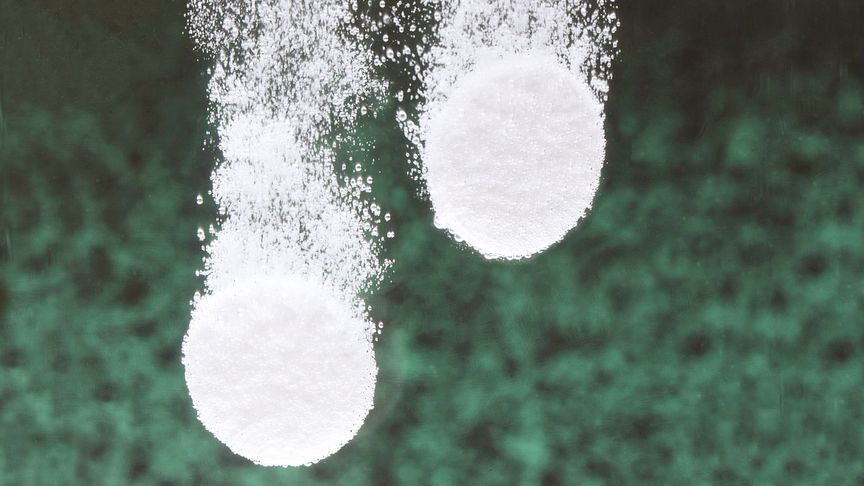 汽车固体雨刷精泡腾片使用方法