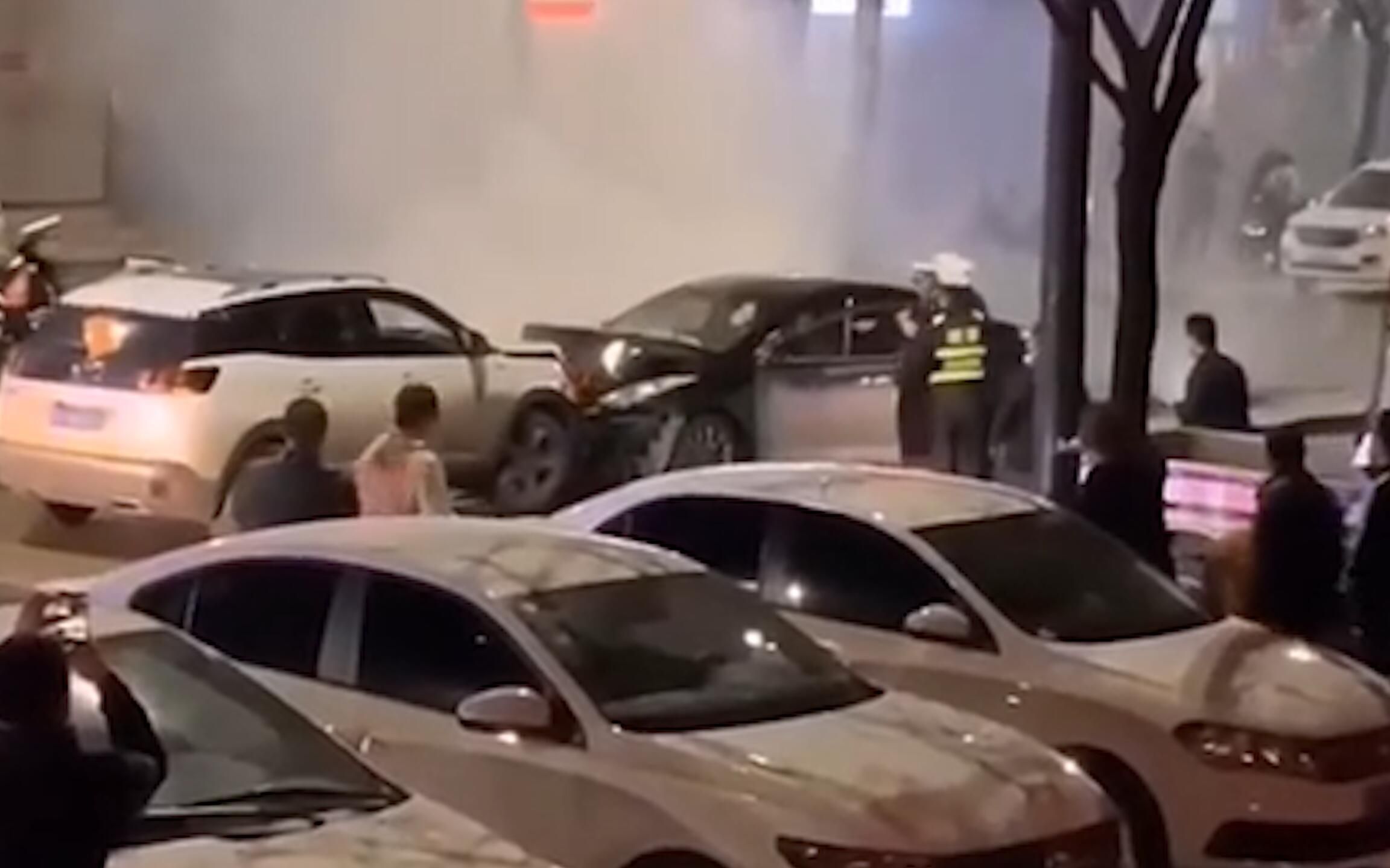 山西介休:司机驾车街头连续冲撞猛顶轿车,警方到场仍不停手