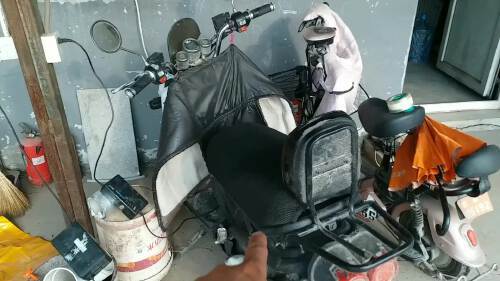 电工在转转上买了一辆电车,看了电瓶是新的,到家后拆开后,傻了