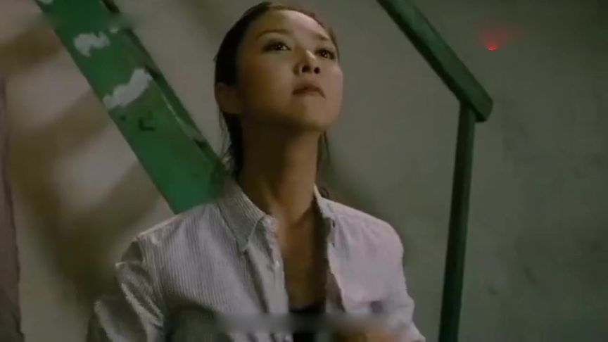 美女和大叔猜拳,输了脱衣服,大叔享福了