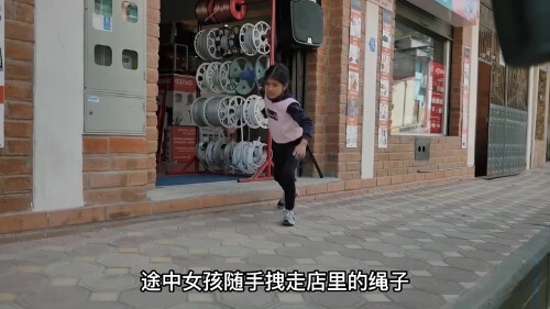 女孩用石头砸破路人的玻璃,原来她是在求救