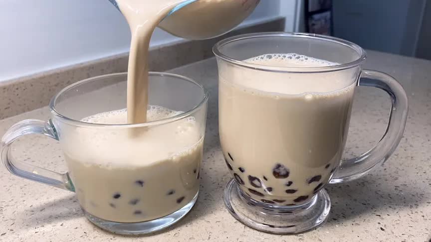 自制珍珠奶茶:2元木薯淀粉一揉一压,颗颗Q弹,醇香丝滑元气饮品
