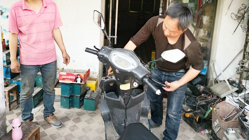 现在换1组新电瓶要多少钱,修车师傅说出最低价格,这价格便宜吗
