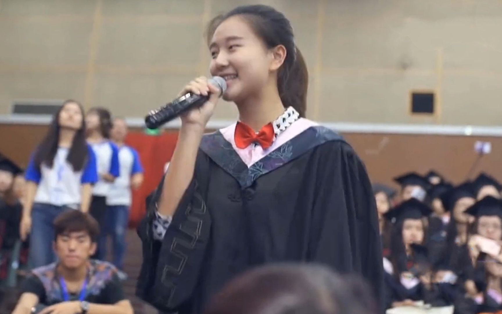 大学毕业典礼,观众席女生突然唱起《时间煮雨》感动全场,致青春
