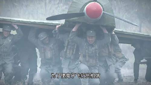 假飞机立大功!二战士兵用木头模型骗过敌军,竟真打下一架战机