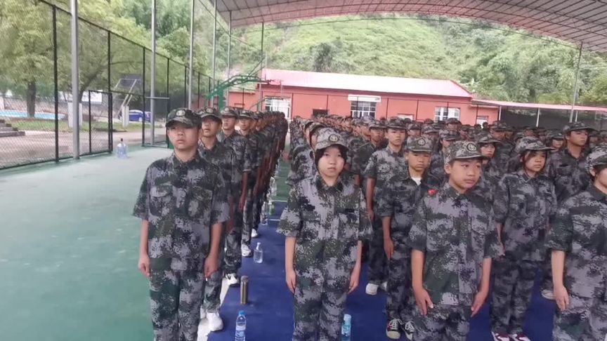 三中八年级学生参加社会实践活动