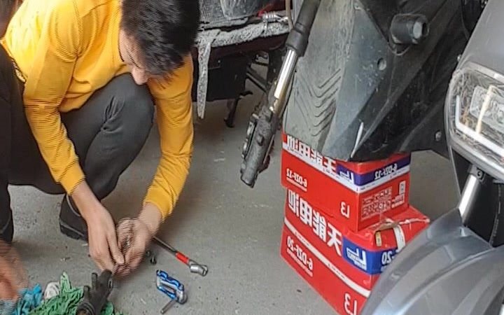 电动车六佰多前减震拆解维修全过程