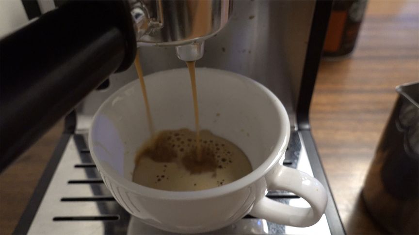 自己研磨咖啡豆来制作一杯香浓的意式黑咖啡