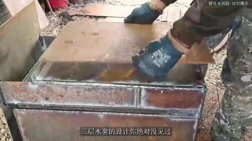 废弃钢板变神器!大叔自制家用锅炉,200平供暖省柴又环保,这创意绝了