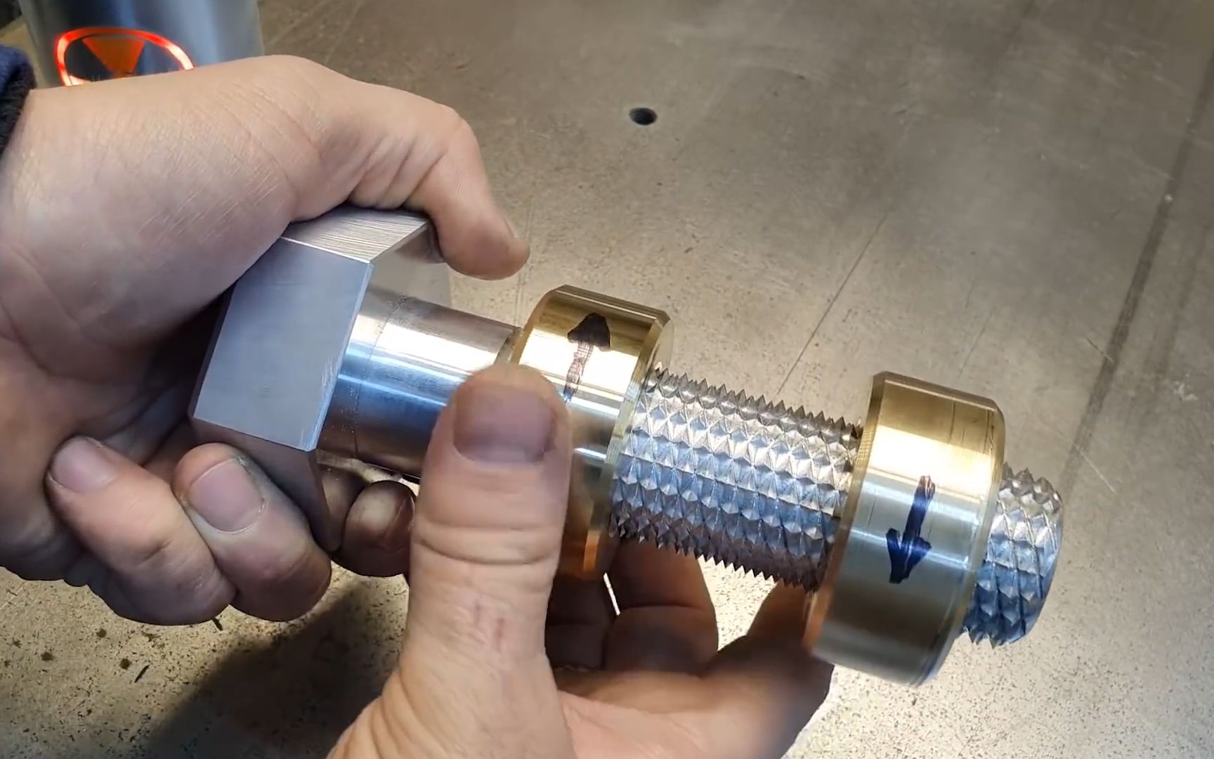 永远都不会松动的双向螺栓,螺母可以不同方向转动,原理是什么