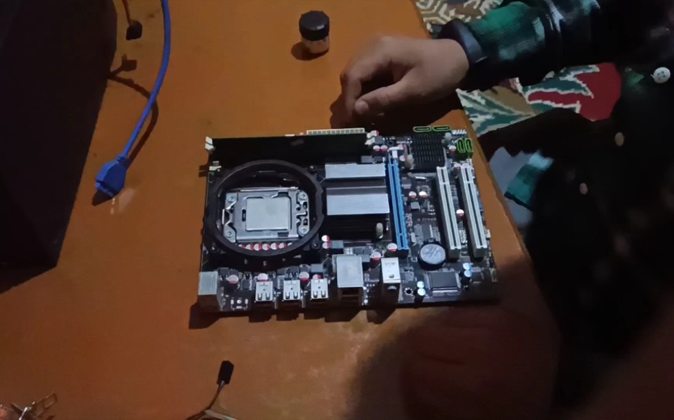 ...主板+U,完全够我小弟玩了,显卡GT210,推荐个这个配置畅玩的游戏