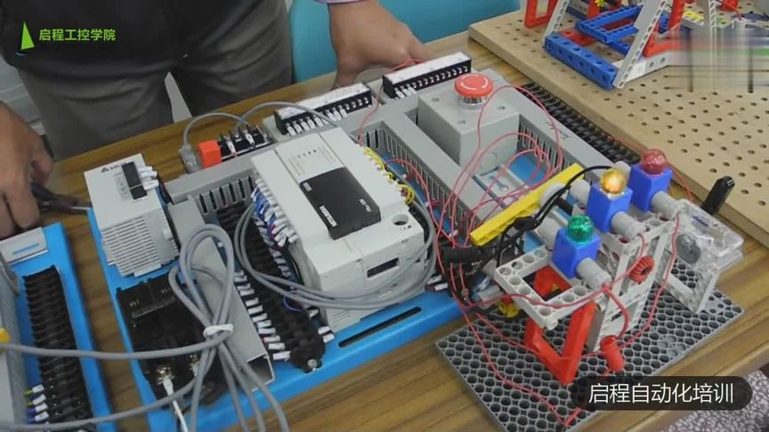 PLC入门学习案例 交通灯控制实例 大家认真看看别人的学习模型