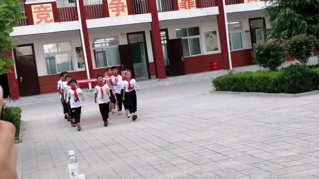 小学生的升旗仪式在支教大学生的训导下堪比天安门的国旗班,给孩子...