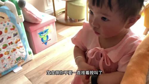 1岁3个月宝宝戴妈妈的运动手表,喜欢戴,还学会按屏幕显示时间了