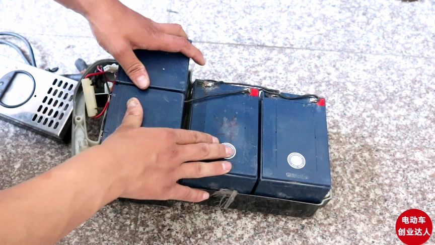 电动车电池坏了先别着急换,用上一个充电器就能修复如新,超简单