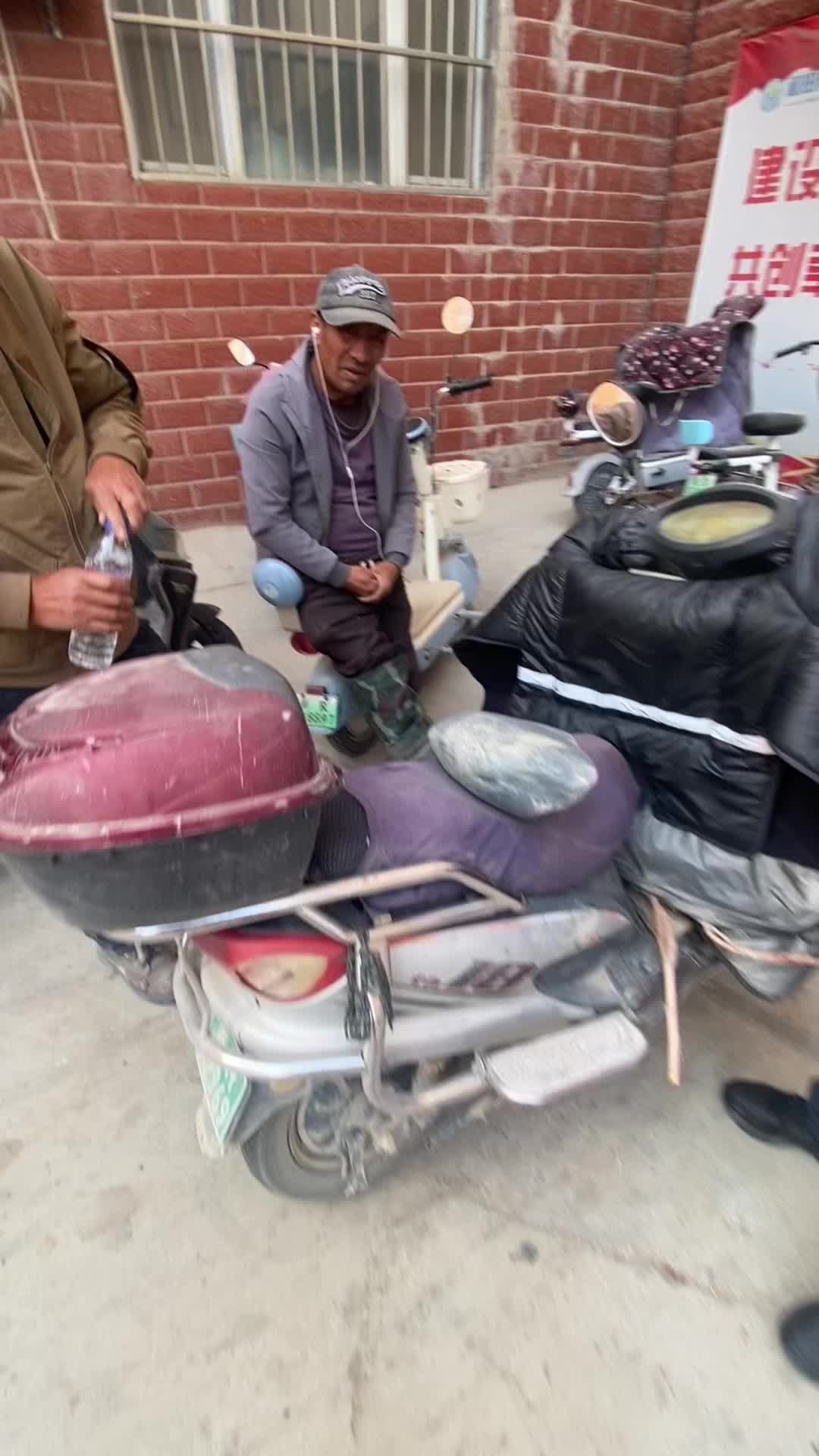 挖了几十遍的玉龙河偶尔还是有惊喜,这两老兄弟今晚得炖一条羊腿...