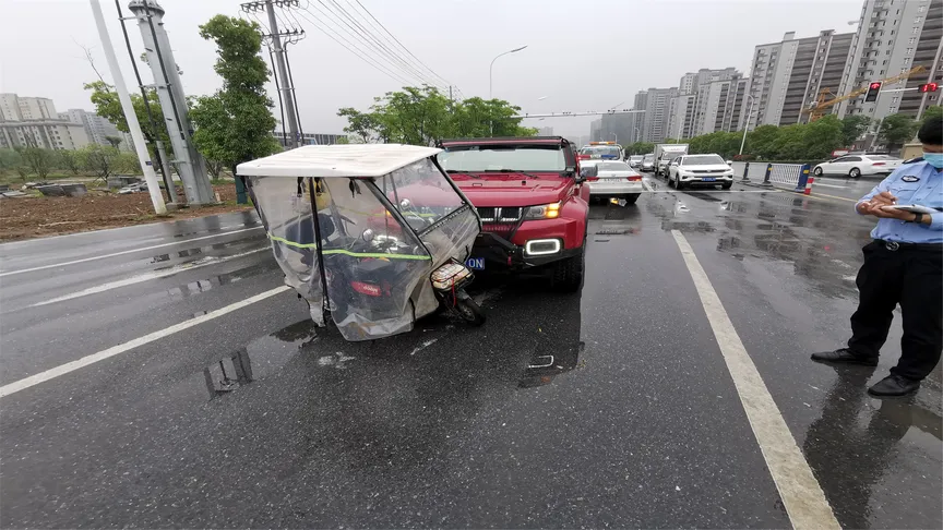 电动三轮车闯红灯引发交通事故!交警:负全部责任,赔钱