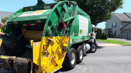 垃圾车来收垃圾了,什么都往里面塞