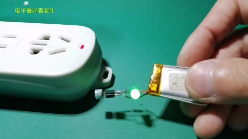 只需4个电子元件制高灵敏隔空感应测电笔