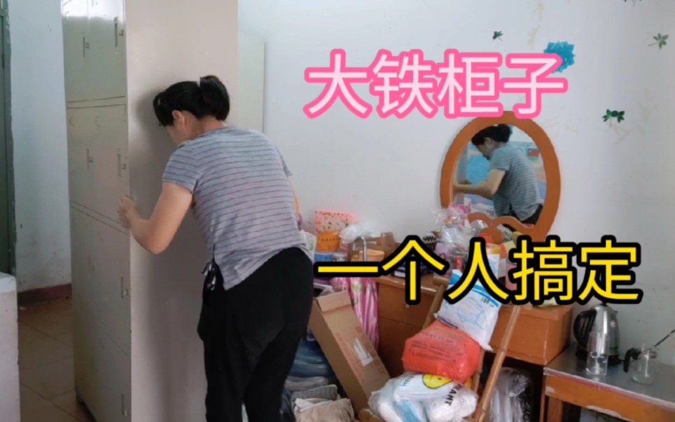 天花板漏水 ,单亲妈妈无计可施 ,只能搬房间了