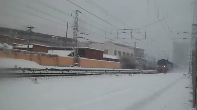 美女韶山SS7E牵引K544次列车,乌局乌段25G原色红皮车靓丽夺目