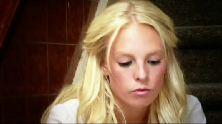 这首歌的前奏就足够吸引你了,注定是个循环曲目!《no more》