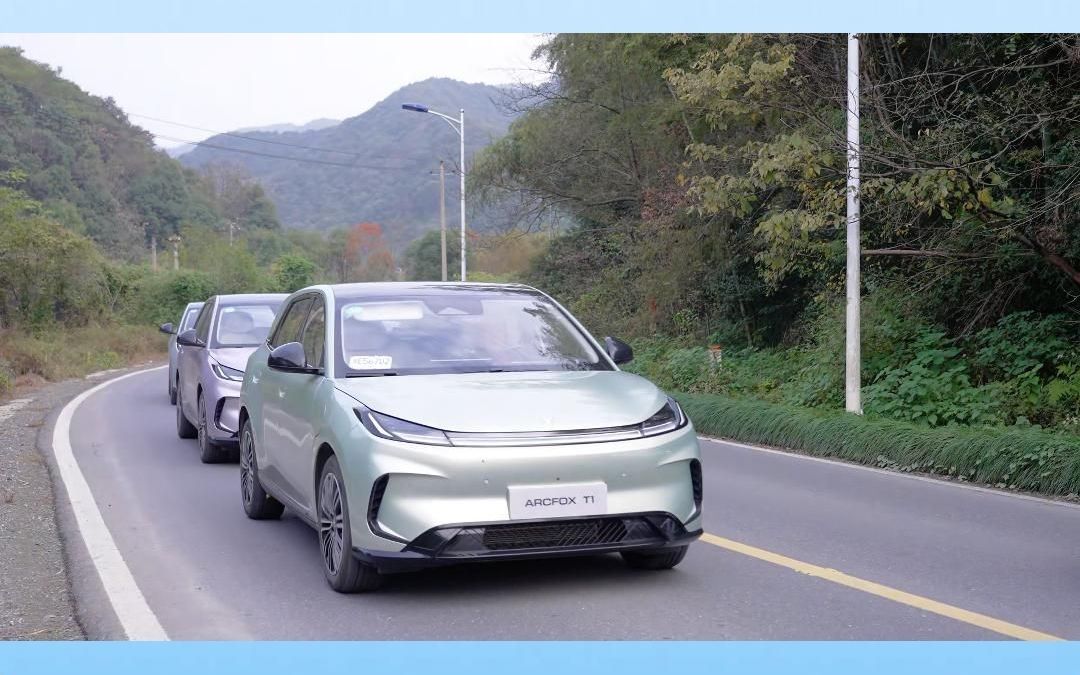 A0级电车也敢跑盘山道?开极狐T1实测:冬天不掉电,山路不发飘