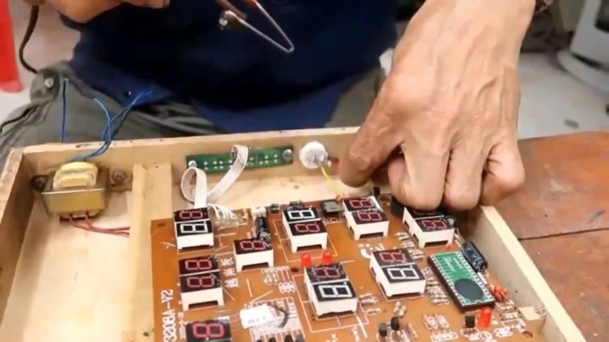 这种废旧万年历时钟好久没见过了 大神又来维修翻新了