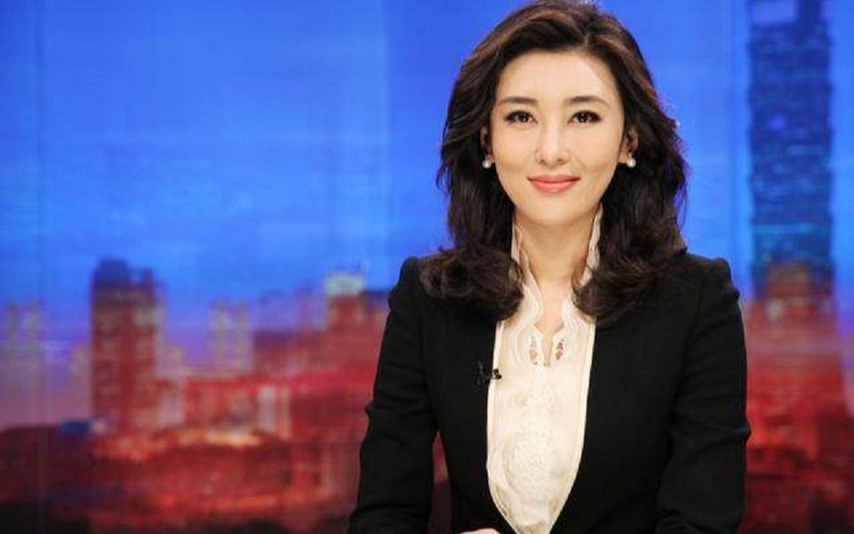 央视美女主持,曾因上围太丰满被多次警告,后嫁富豪幸福美满