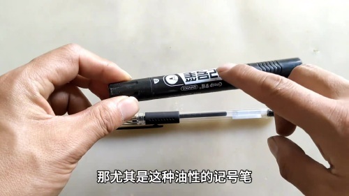 中性笔的字迹究竟如何能彻底清除?风油精能否真的有效?我心里充满...