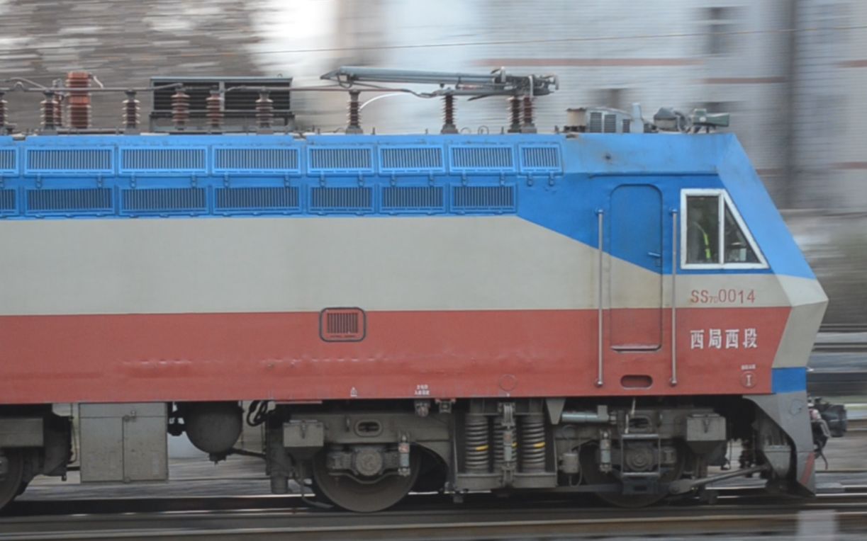 ...下的列车 韶山7D牵引襄渝上行客车快速出站&和谐电3D牵引K1574...