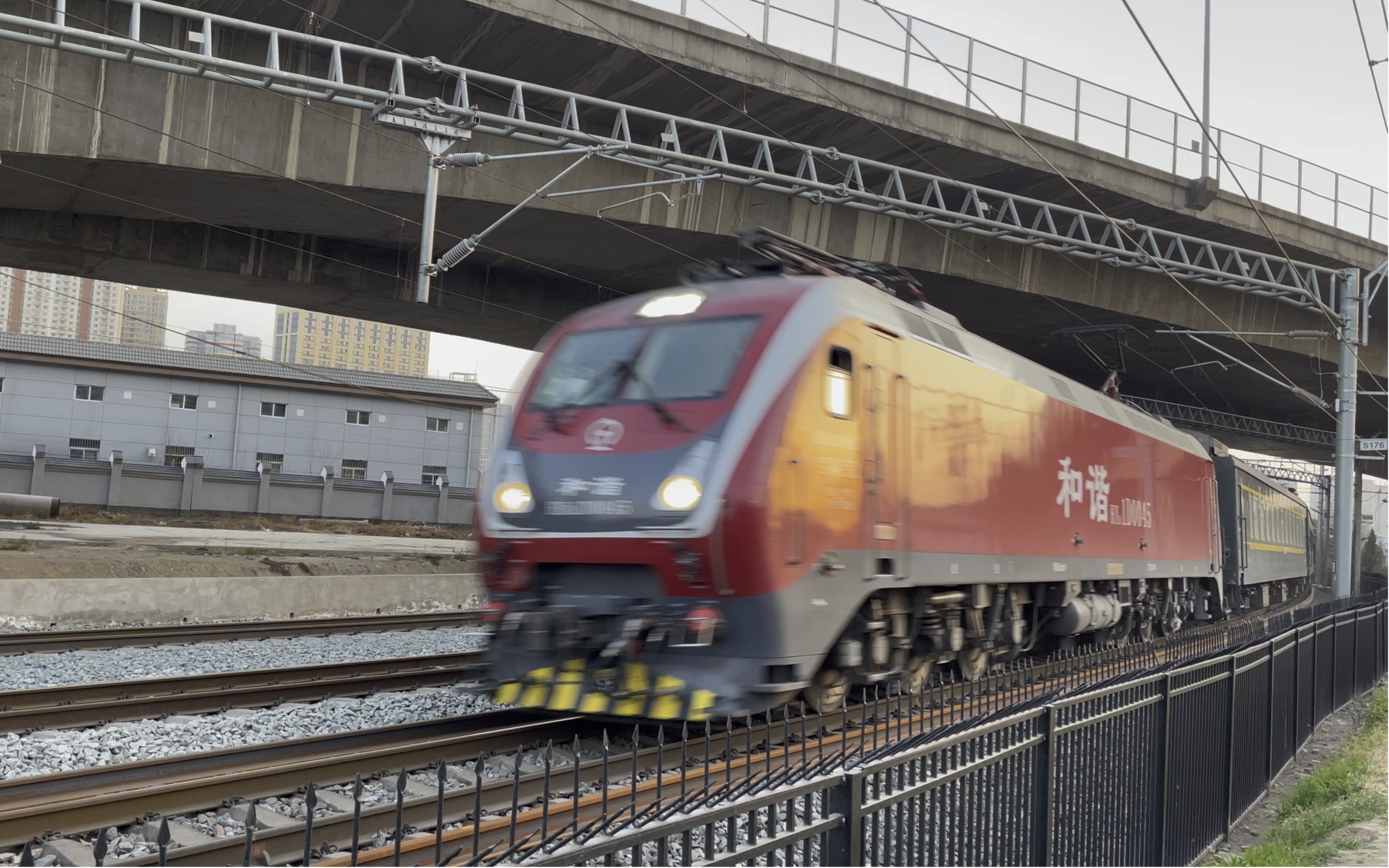 客车K420次通过杜家街机位