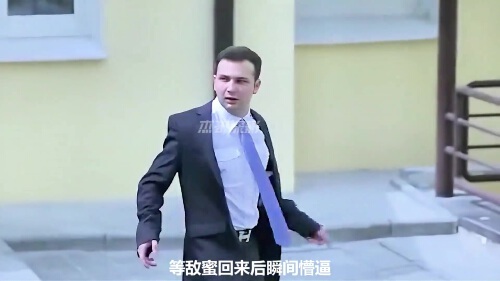 男人发现自己的鼠标竟能移出屏幕