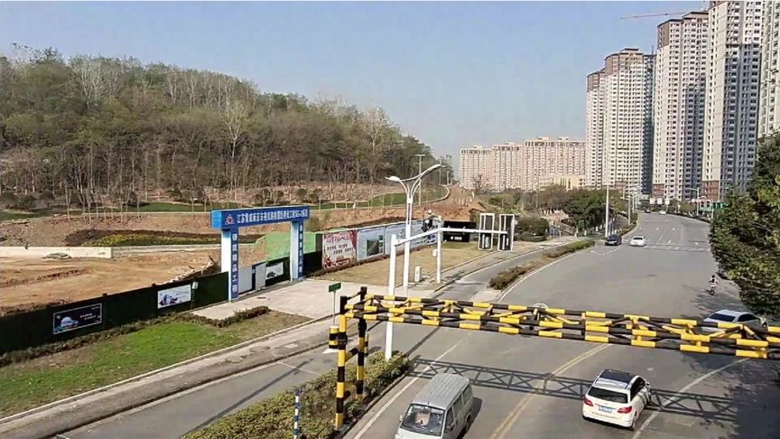 乘K187次列车前往镇江,窗外冬日里的南京多了几许苍凉