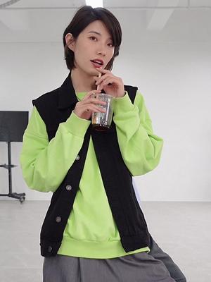 ߓ�手拿咖啡杯凹造型 十秒拍出大片